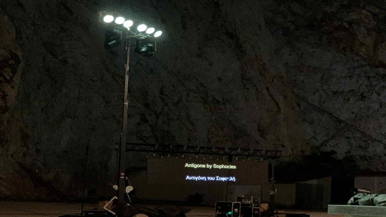 "Η ΑΝΤΙΓΟΝΗ" ΤΟΥ ΜΟΥΜΟΥΛΙΔΗ, ΕΙΝΑΙ ΜΙΑ ΠΑΡΑΣΤΑΣΗ ΠΟΥ ΔΕΝ ΠΑΤΑΕΙ ΜΟΝΟ ...