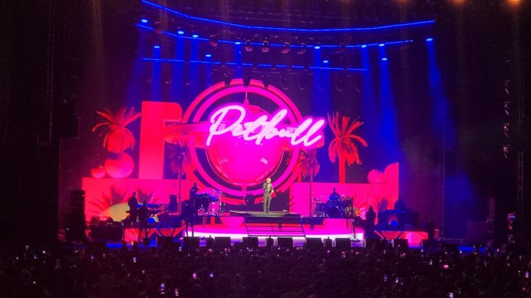 PITBULL LIVE ΣΤΟ AL DANA AMPHITHEATER ΣΤΟ BAHRAIN...ΓΡΑΦΕΙ Η ΑΛΙΚΗ ...